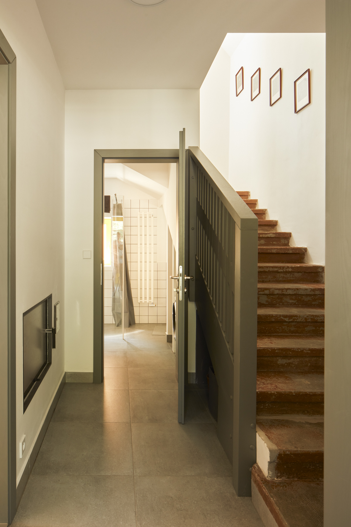 Moderní vstupní chodba se schodištěm do patra, šedá… | HOME